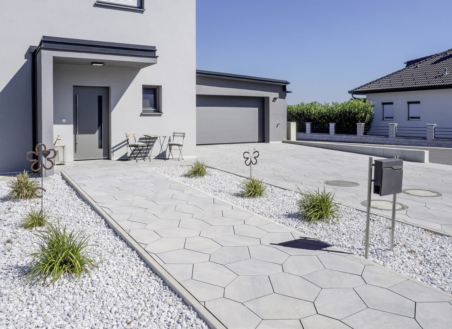 Mit Pflastersteinen von Friedl Steinwerke die schönsten Einfahrten gestalten - QUESTER